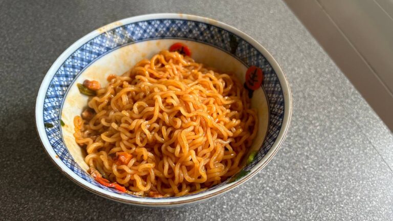 Trying Jay Fai x Nong Shim Tom Yum Stir Fry – eggytoastlife